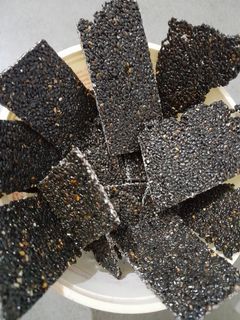 Chocolate Sesame Chikki Recipe by Jigisha Modi - Cookpad
