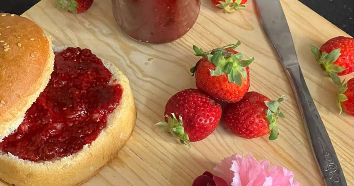Chunky Strawberry 🍓 Jam With Chia Seeds Recipe by Alka Bhandari - Cookpad
