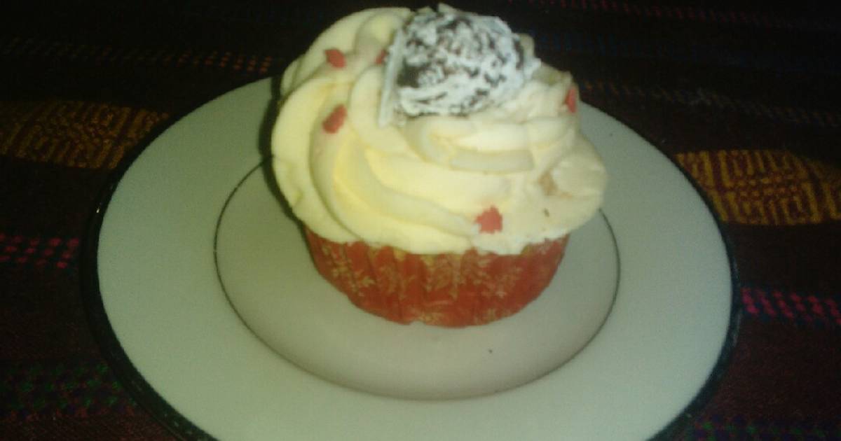 Cupcake de vainilla con crema de mantequilla y queso crema Receta de ...