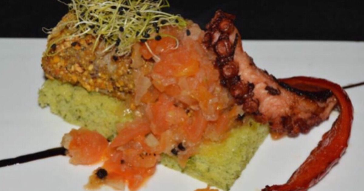 Lomo De Bonito Sobre Bizcocho De Mojo Y Chutney De Tomate Con Fritada ...