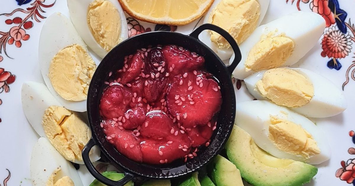 Desayuno De Huevos Duros Y Palta Con Aliño De Limón, Sal Y Pimienta ...