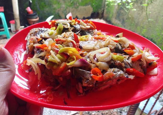 Resep Ikan Kembung Sambal Matah Oleh Gusti Ayu Citra Mutiara Cookpad