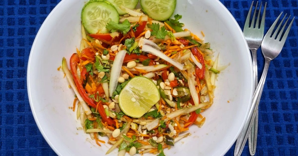 Thai 'Som Tam' Green Papaya Salad Recipe by Kumkum Chatterjee - Cookpad