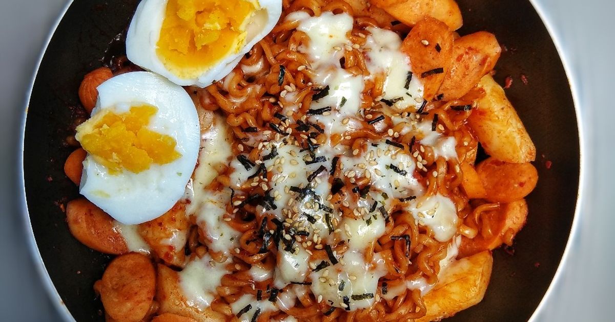 Resep Cheesy Spicy Rabokki oleh masakbarengjen - Cookpad