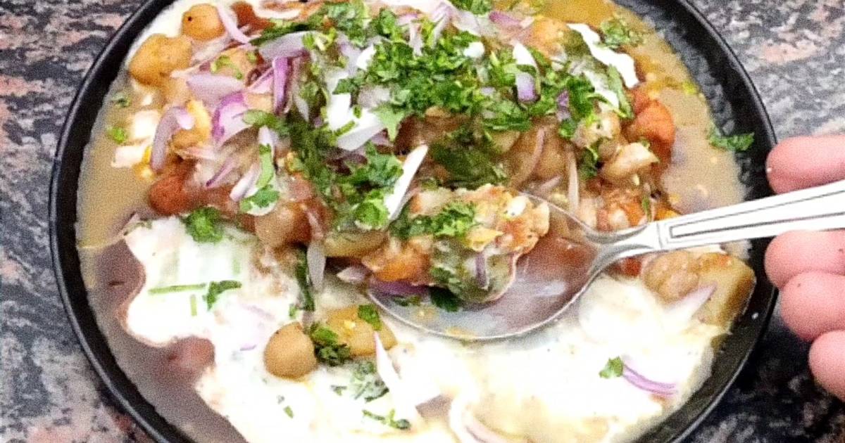 Chola Samosa Chaat 📌 Recipe by Udbhav Rai - Cookpad
