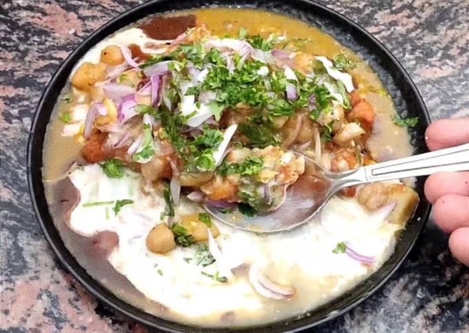 Chola Samosa Chaat 📌 Recipe by Udbhav Rai - Cookpad