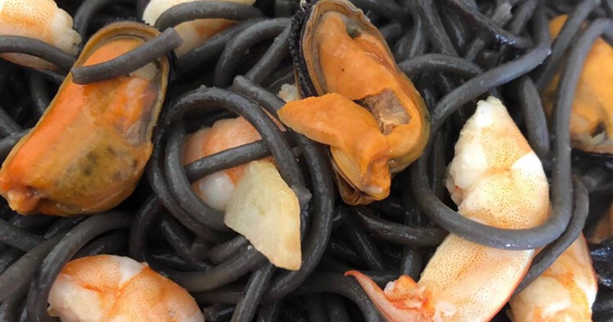 Pasta negra con frutos del mar Receta de katia_1966- Cookpad