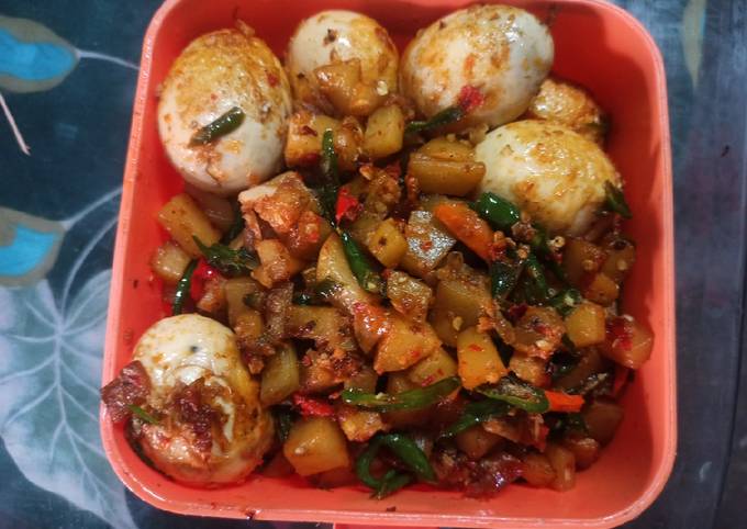 Resep Telur Kentang Balado oleh Devi Tiara - Cookpad