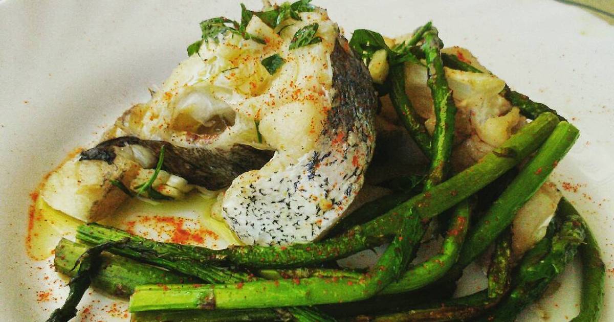 Merluza a la plancha con espárragos trigueros Receta de Luis Alberto ...