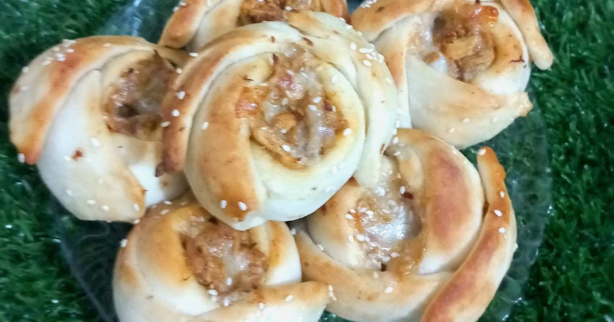 Chicken flower bread 🍞🍞 Recipe by Saima Shahzad - Cookpad