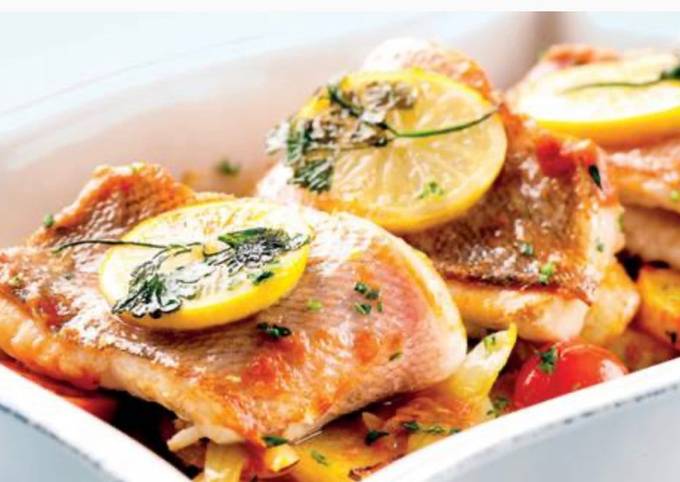 Red fish com molho de tomate Receita por Jéssica Semedo jorge - Cookpad