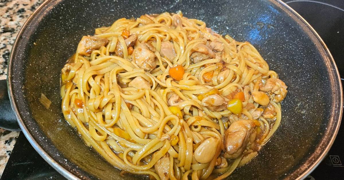 Tallarines con pollo 🐔 Receta de Lorena Valencianeta🌺- Cookpad
