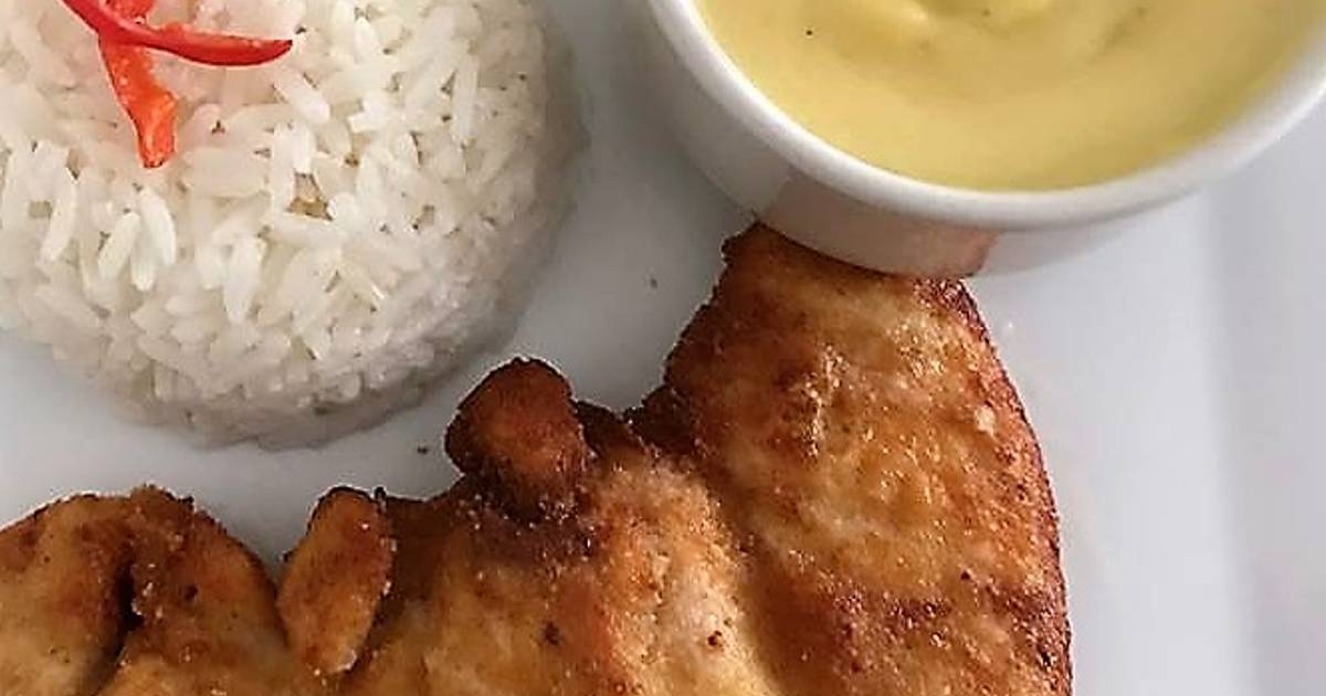 Pechuga de pollo empanizada con puré de papa y arroz blanco a lo ...
