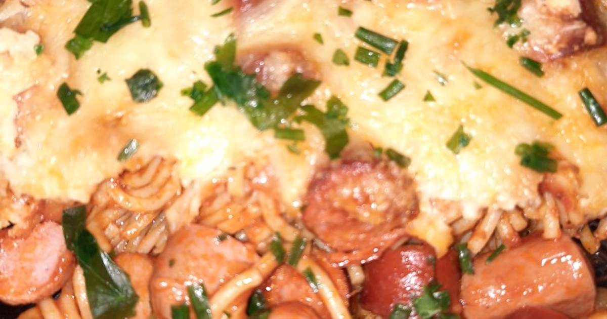 Virsli és virslibe tűzdelt spaghetti rakottas | Török Bahar receptje ...