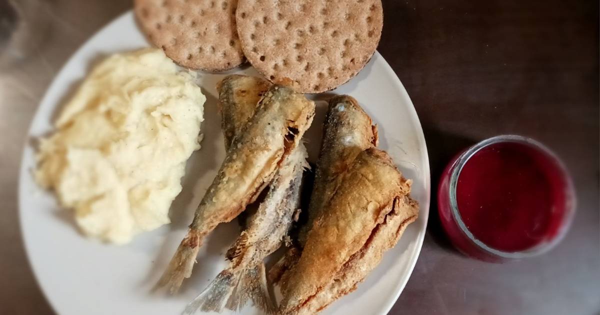 Arenques fritos con salsa de frutos rojos y puré de patatas (se intentó ...