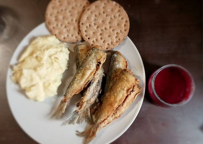 Arenques fritos con salsa de frutos rojos y puré de patatas (se intentó ...