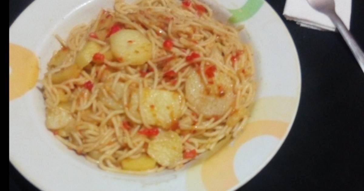 Spaghetti with irish potatoes Recipe by maya's_cuisine - Cookpad