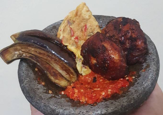 Resep Penyetan (Ayam Telur Terong) oleh Dzikri Yaumillail - Cookpad