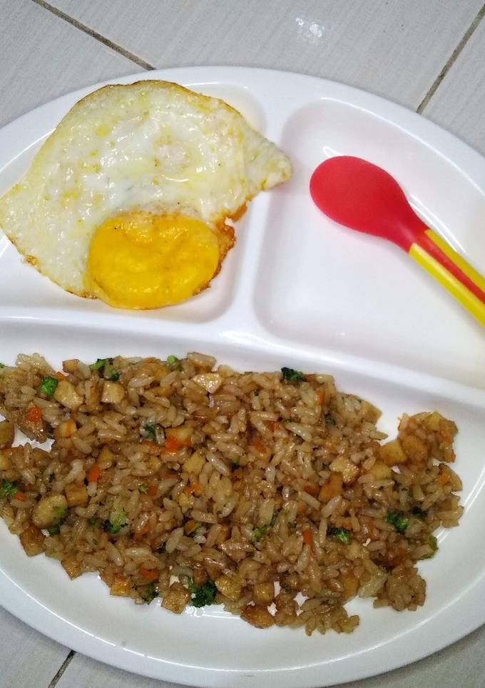 Resep Nasi Goreng Wortel Brokoli Sosis (cocok untuk MPASI start 12m+) oleh Devanlicious_ - Cookpad