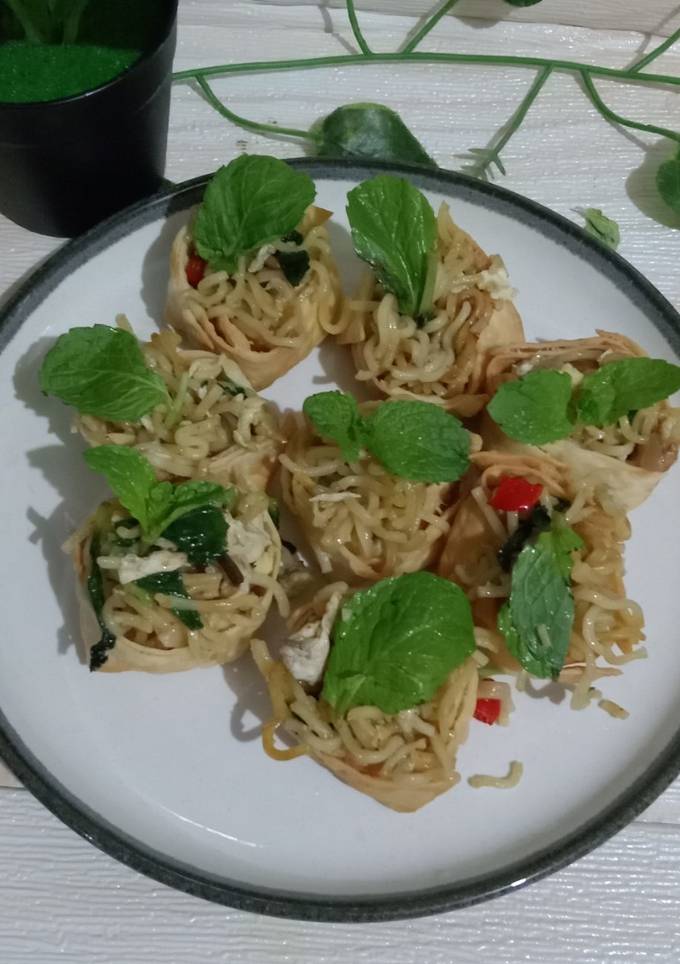 Resep Pangsit cup isi mie goreng daun mint oleh Ratna - Cookpad