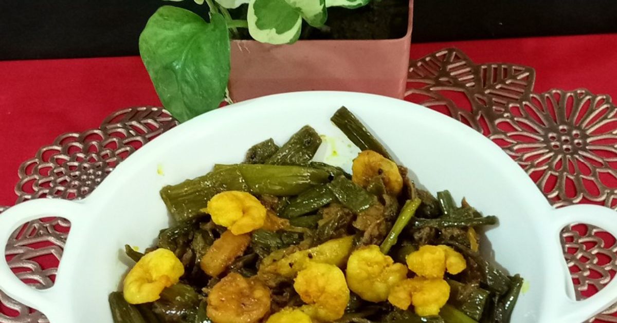 Onion Flower Stalk And Prawn Stir Fry Recipe by Rita Talukdar Adak ...