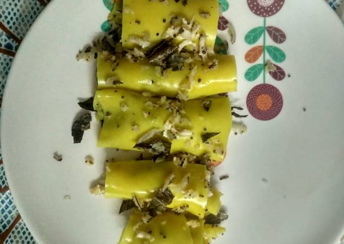 Khandvi rolls!!! Recipe by Priyanka - Cookpad