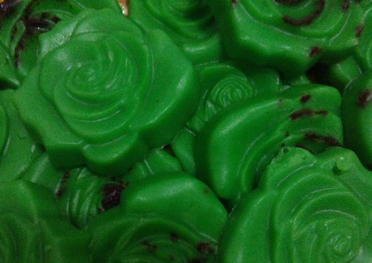 Resep Kue lumpur mawar hijau oleh riyana yanti - Cookpad