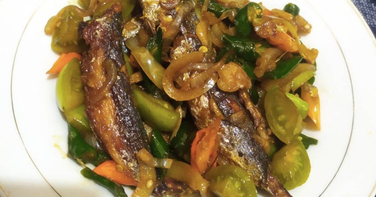 Resep 389. Tumis Ikan Keranjang Cabe Ijo oleh Annisa Rahmatillah - Cookpad