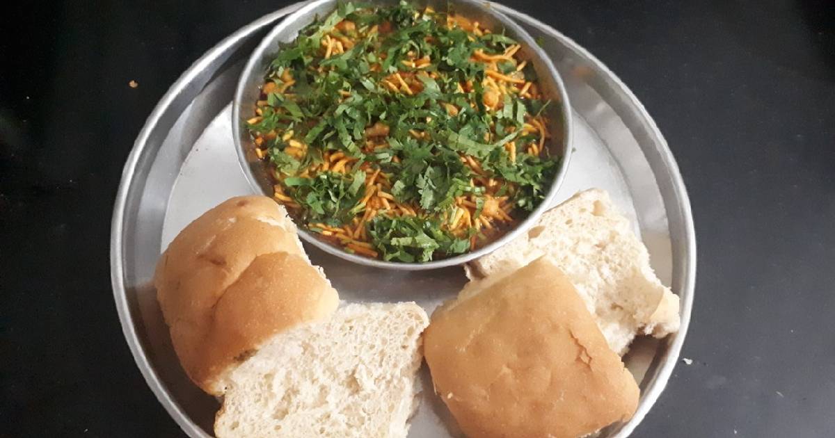 Misal Pau Recipe by Ruchita Saxena - Cookpad