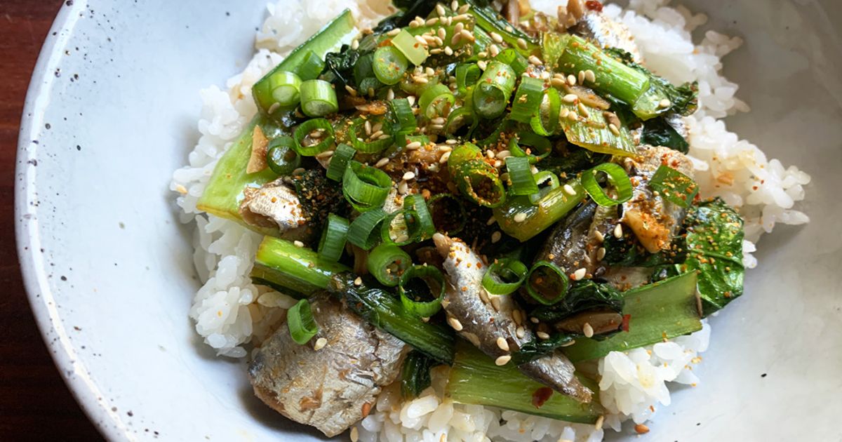 Garlic Sardine & Choy Sum Rice Bowl Recipe by Hiroko Liston - Cookpad