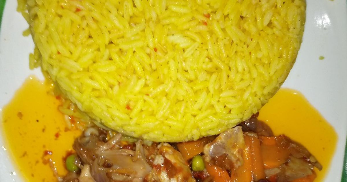 Yellow Jollof Rice With Chicken Beast Sauce Recipe by Mrs 🔐💍 - Cookpad