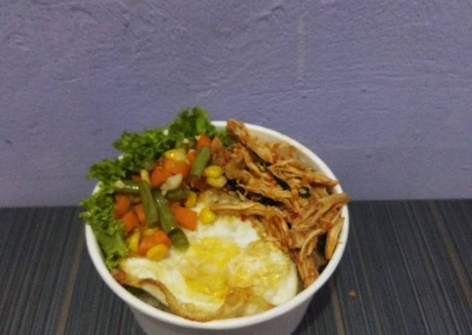 Resep Rice Bowl Ayam Suwir oleh evo febiola - Cookpad