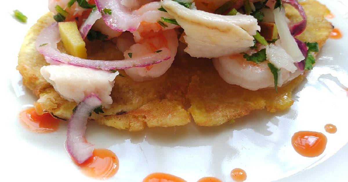 Patacones de guineo con ceviche de pescado blanco y camarón Receta de ...