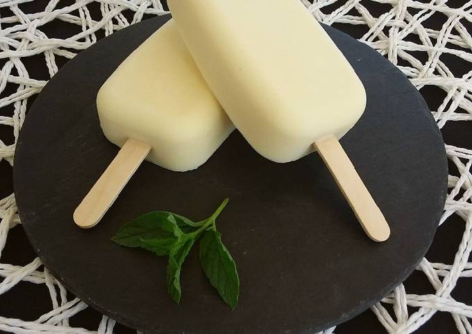 Paletas de helado de leche y chocolate blanco (polos) Receta de Fini ...
