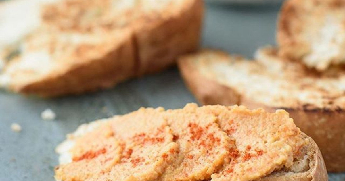 Tostadas De Pan De Campo Con Dip De Humus, Oliva Y Pimentón Receta de ...