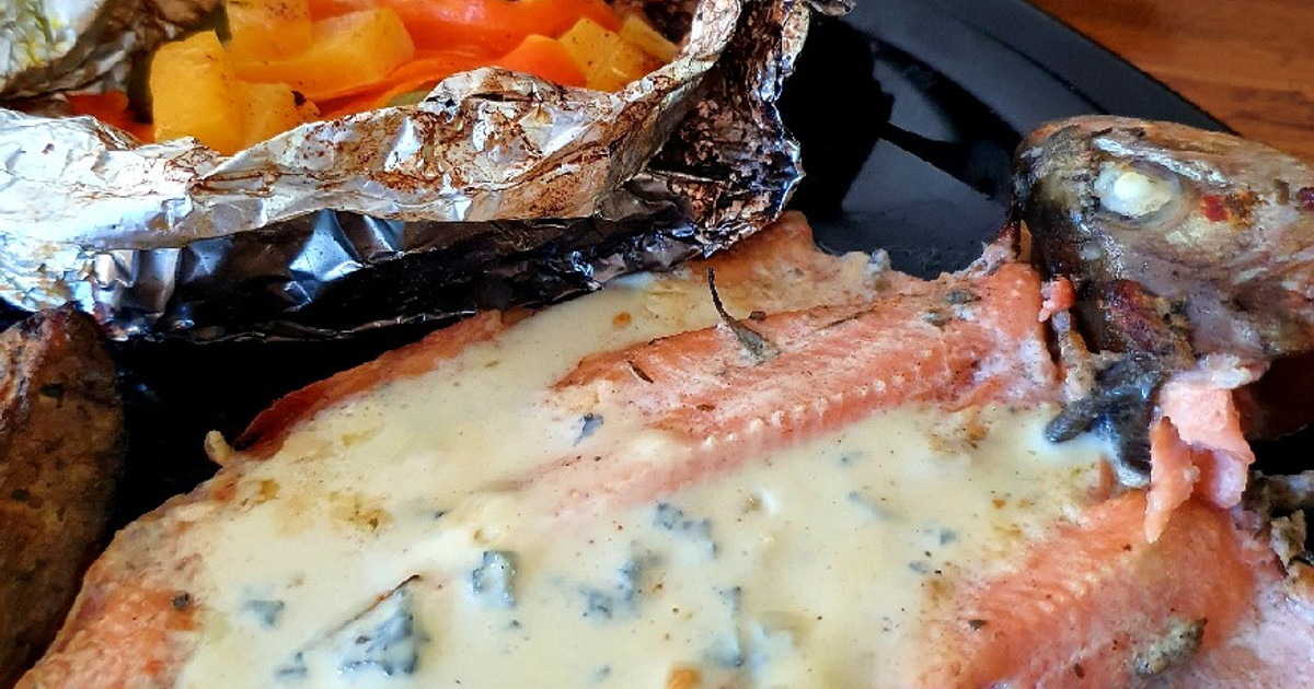 Trucha Patagónica A La Parrilla Con Salsa De Queso Azul Receta de Laura L