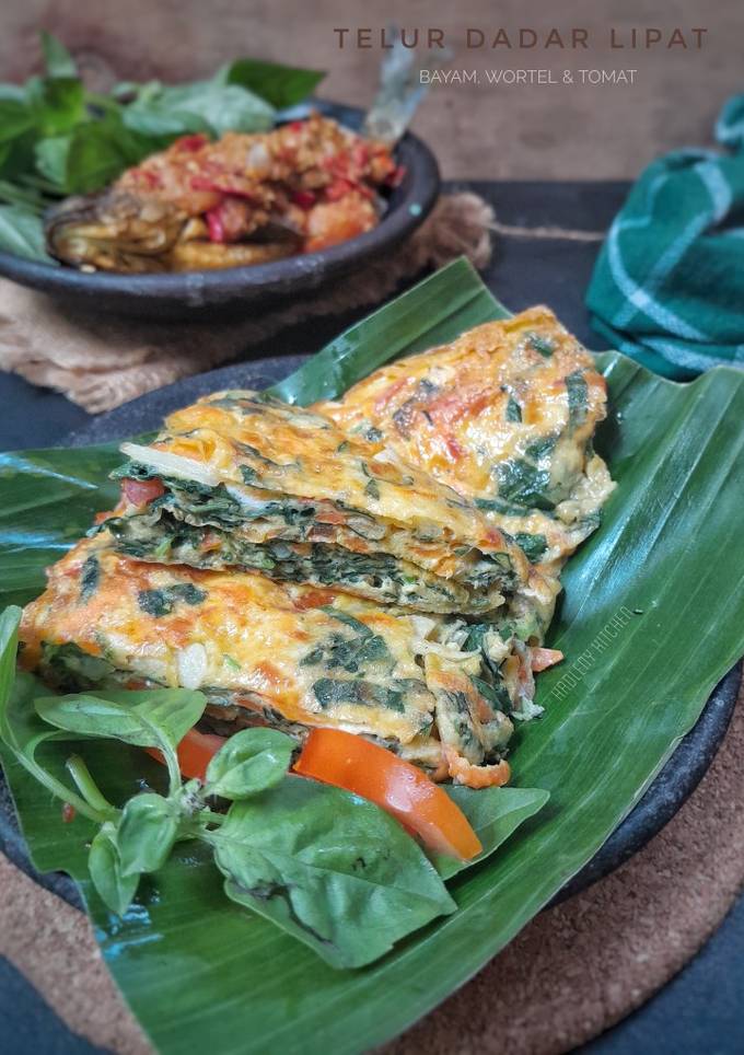 Resep Telur Dadar Lipat Bayam, Wortel & Tomat oleh Hadleny Kitchen - Cookpad