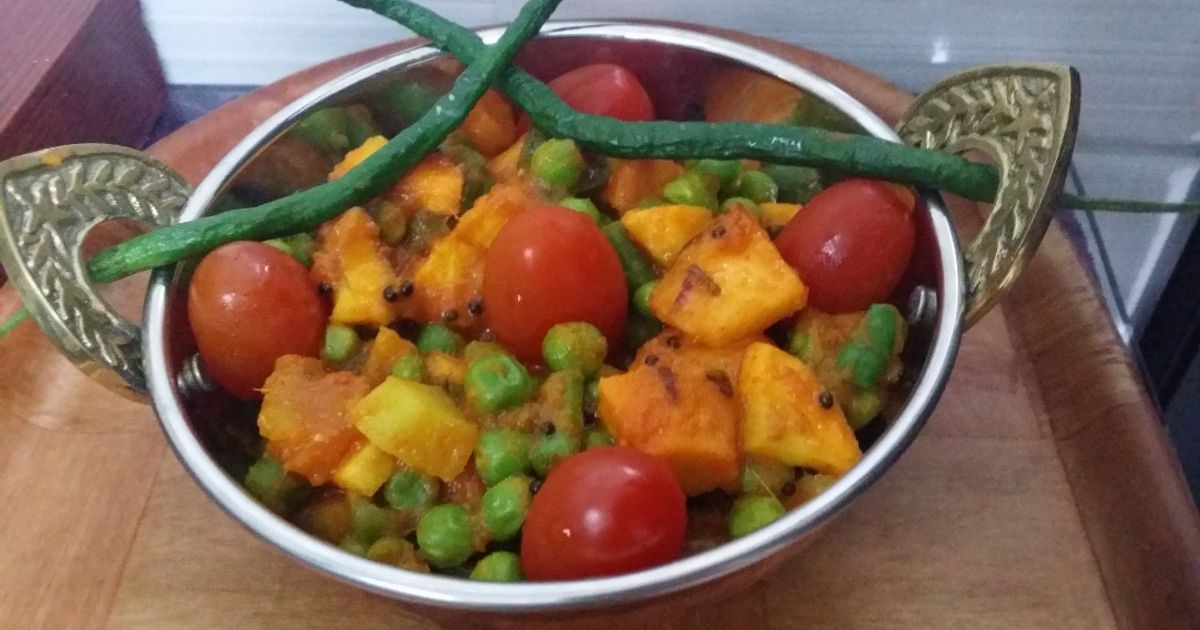 गाजर मटर आलू टमाटर की सब्जी (Gajar Matar Aloo Tamatar Ki Sabji Recipe ...