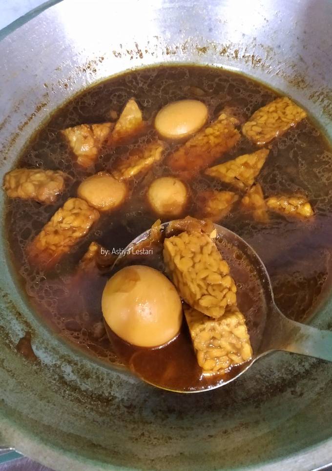 Resep Semur Tempe, Telur Dan Kentang oleh Astiya Lestari - Cookpad