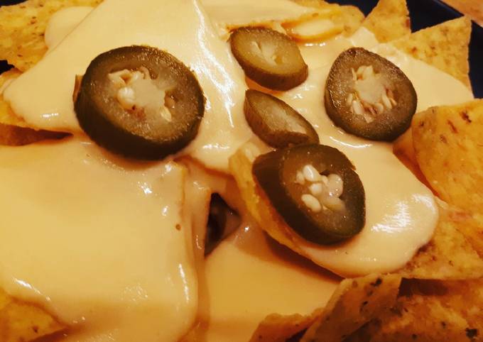 Nachos con salsa cheddar Receta de Tamara Dulce y Salada- Cookpad