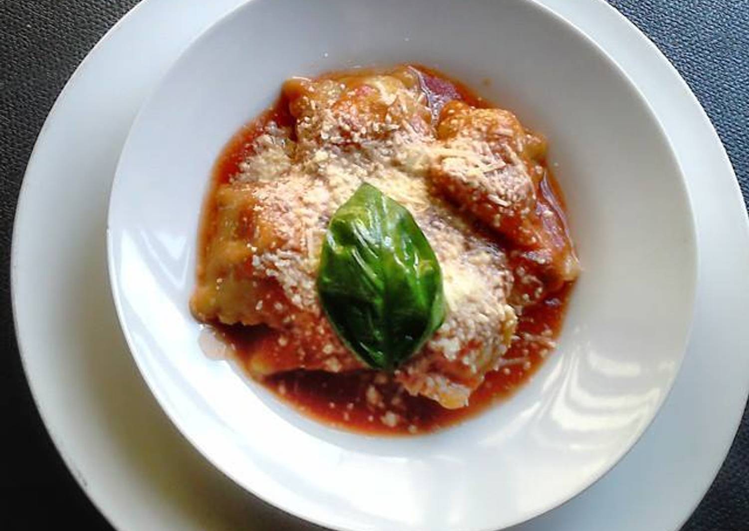 Ravioli rellenos de queso y espinacas en salsa de tomate Receta de Chef ...