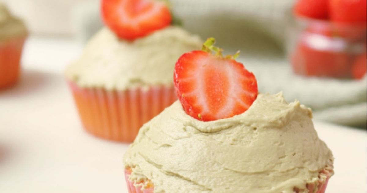 Strawberry Cake With Vanilla Matcha Buttercream Frosting Recipe by ...