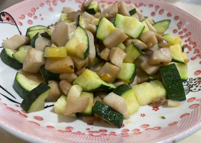 蒜炒櫛瓜杏鮑菇 食譜與作法 by Kelly in the house - Cookpad