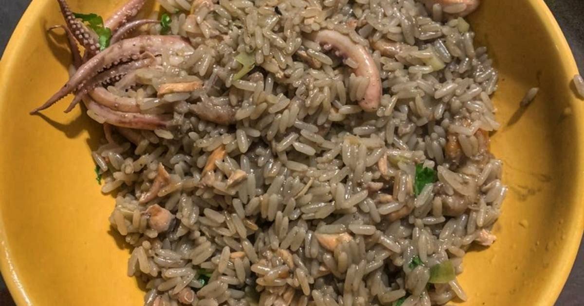 Arroz negro con salmón y calamaretis Receta de Juan Cutuli- Cookpad