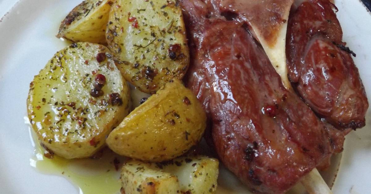 Receta tradicional de codillo de cerdo, al horno, en salsa, con ...