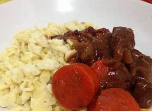 Resep goulash Hungaria dengan daging empuk dan kuah kaya rempah