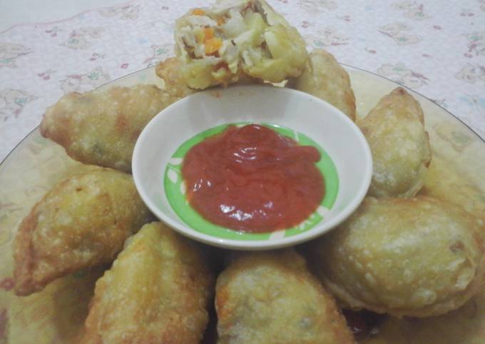 Resep pastel isi ragout ayam sayur enak oleh Ummu Nafis - Cookpad