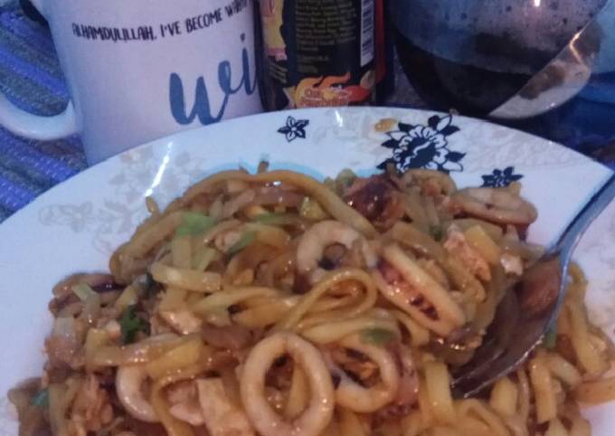 Resep Mie goreng cumi oleh Irfa Azizah - Cookpad