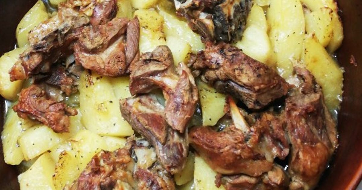Αρνάκι με πατάτες στην γάστρα!! Συνταγή από τον/την Βίκυ Μπερμπιλαγκα ...