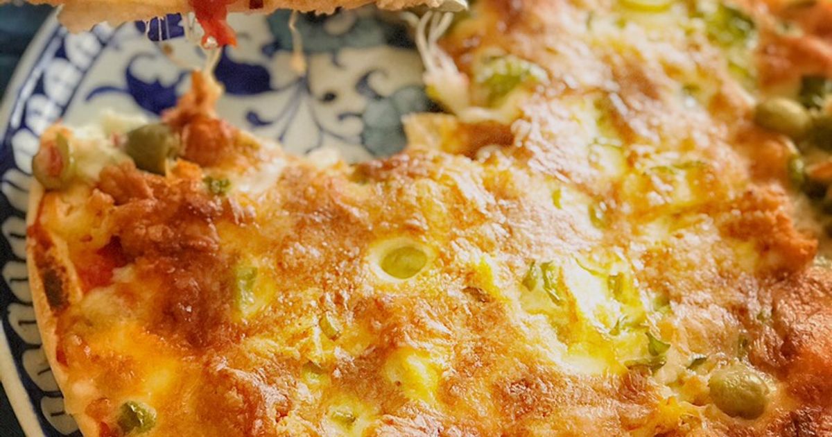 Chilli Chicken Pizza Recipe by Erum Shah - Cookpad